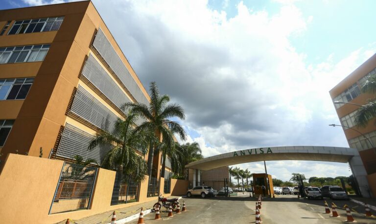 Anvisa faz alerta sobre perigo em alisante de cabelos - Oauditorio