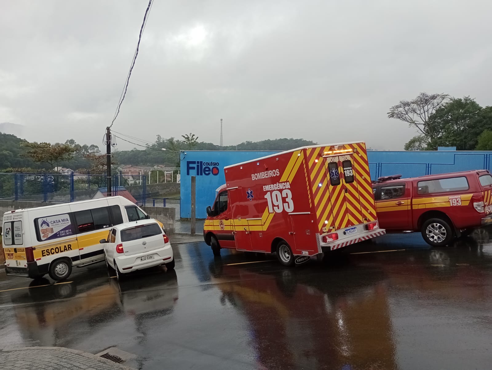 Acidente entre carro e Van escolar em Timbó deixa uma pessoa ...