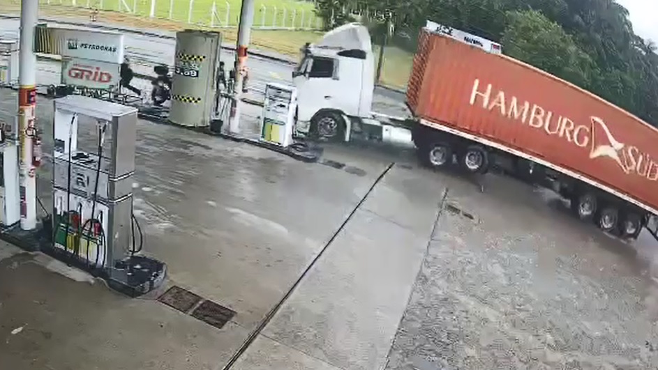 Vídeo: caminhão invade posto de combustíveis em SC; Houve feridos - Oauditorio
