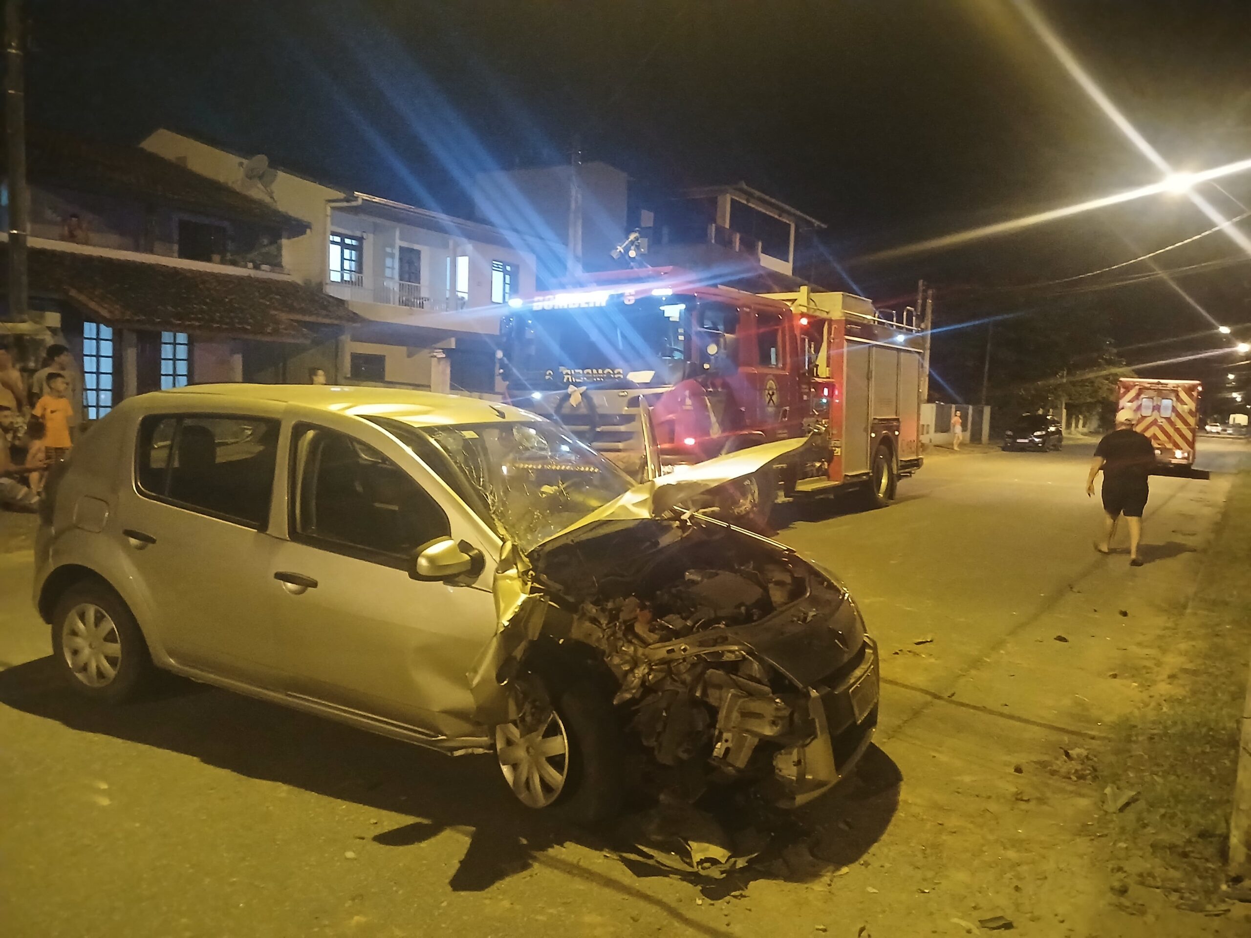 Carro bate em poste e deixa duas pessoas feridas em Indaial - Oauditorio